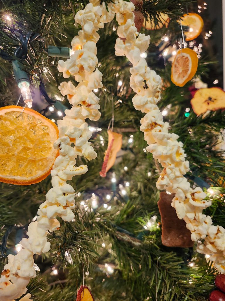 How to Make Cranberry and Popcorn Garland - Home With The Hudsons